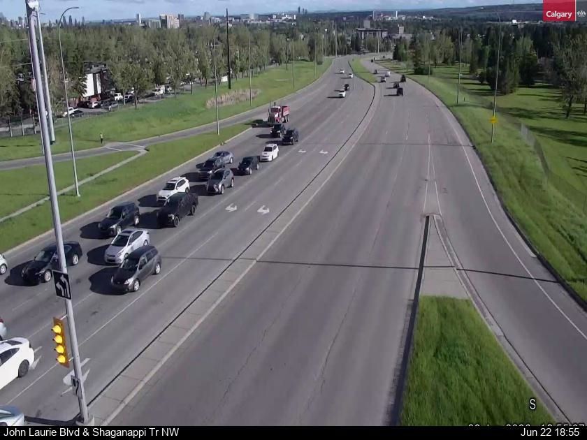 Dalhousie: John Laurie Blvd - Shaganappi Trail NW Traffic Cam Canada